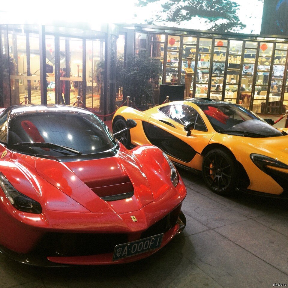 Обычная парковка у обычного ресторана Гуанчжоу LaFerrari и Maybach | Пикабу