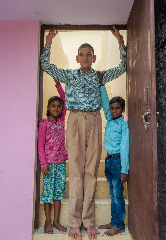 Самый высокий в мире мальчик живет в Индии - 16.06.17 10:11 | Пикабу